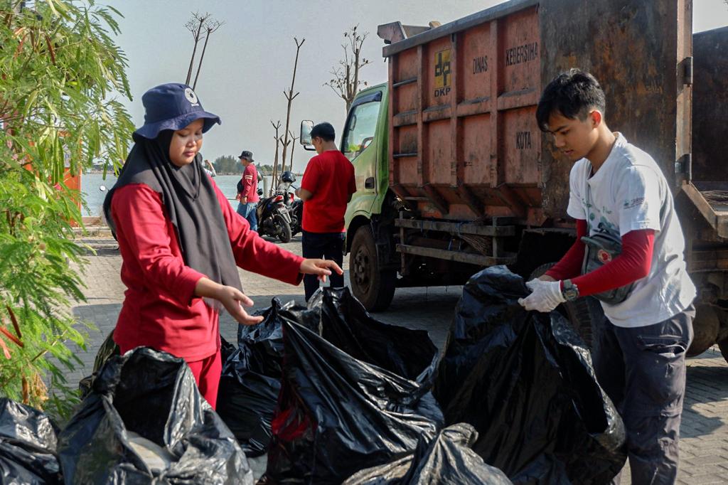 Dukung Gerakan Beach Clean Up, Grand Candi Hotel Ajak Masyarakat ...
