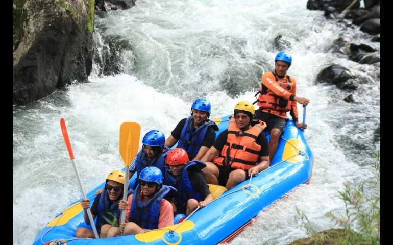 Pacu Adrenalin! Wisata Rainbow Rafting Pemalang Siap Temani Healing ...