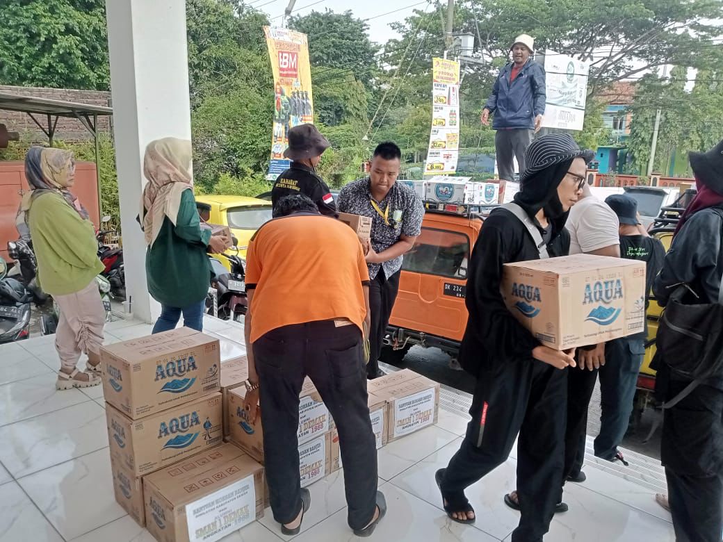 Alumni SMA Negeri 1 Demak tahun 1988 Gelar Bakti Sosial, Bantu Korban Banjir di Kabupaten Demak ...
