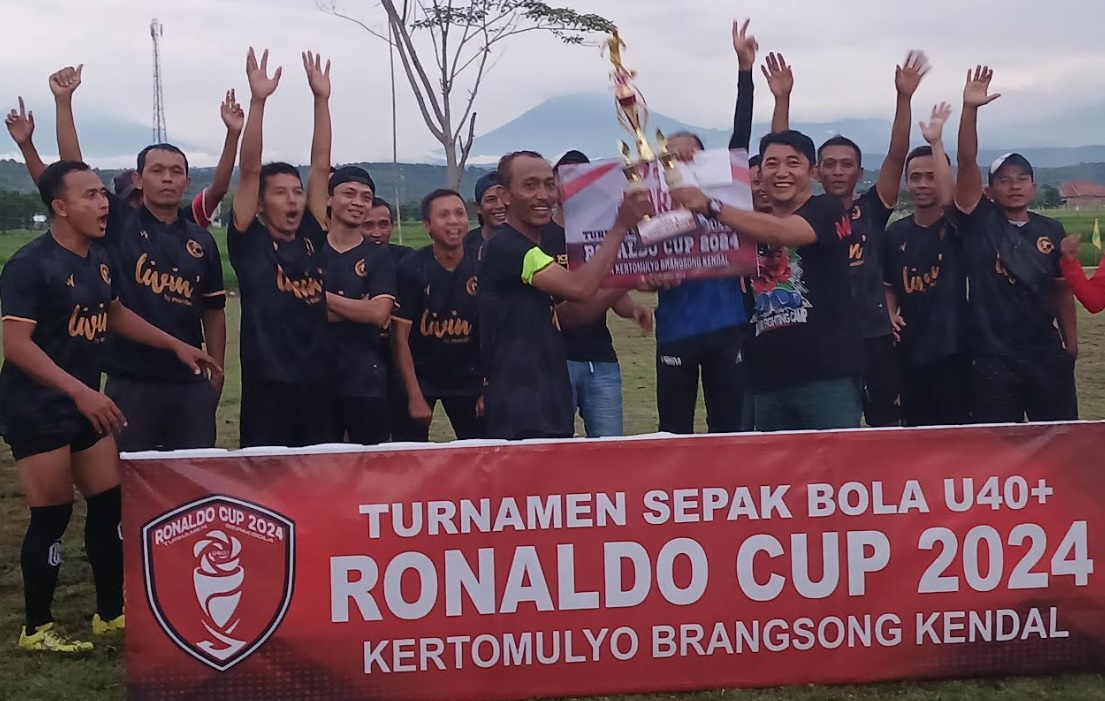 Dwi Eri Wijayanto Serahkan Piala Kepada Tim Juara Sepak Bola Ronaldo ...